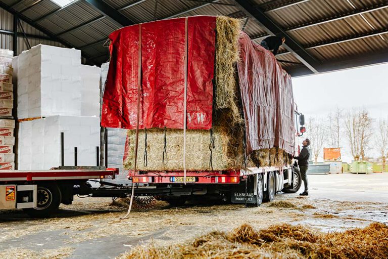 Hoeveel kleine pakjes hooi zitten er in een grote hooibaal? - Nijssen ...